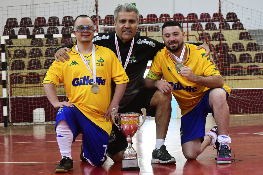 Atletas da Ponte Preta de Futsal Down, Rafael Gava e Renato Gregório são campeões mundiais pela ...